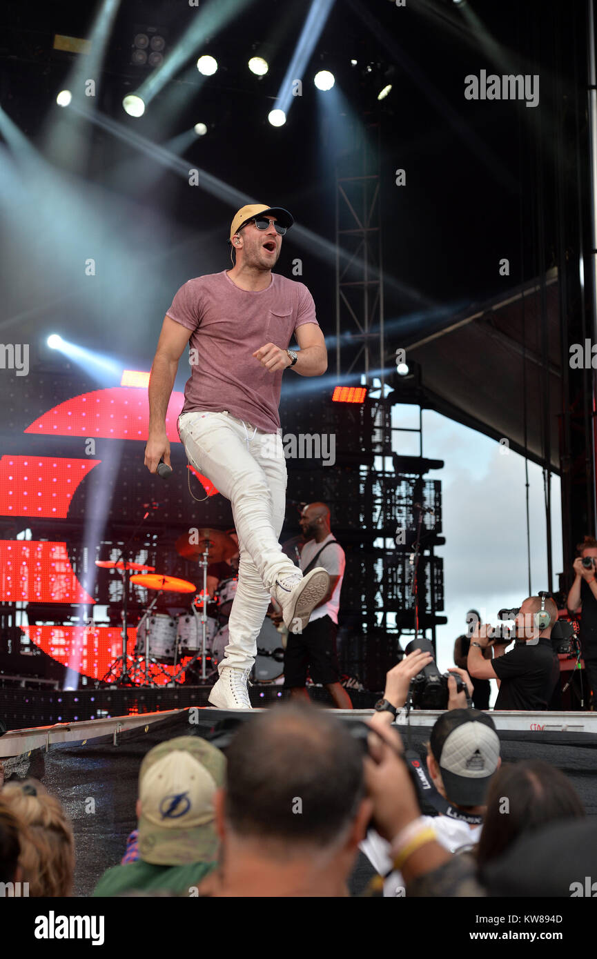 FORT LAUDERDALE, FL - APRIL 16: Sam Hunt performs onstage during ...