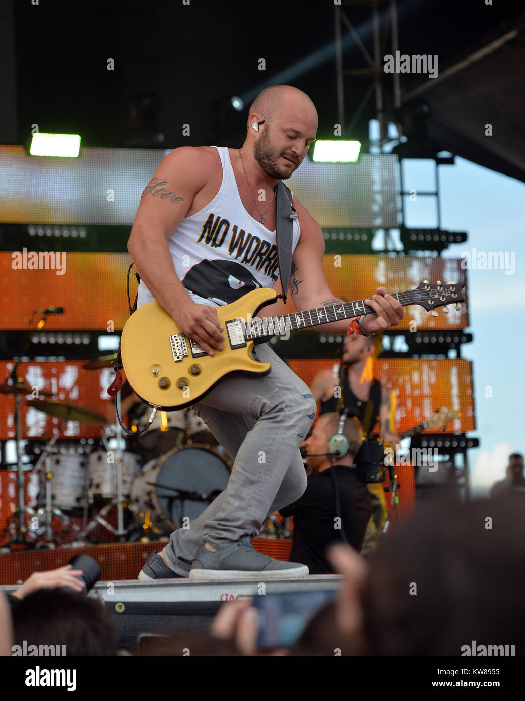 FORT LAUDERDALE, FL - APRIL 16: Sam Hunt performs onstage during ...