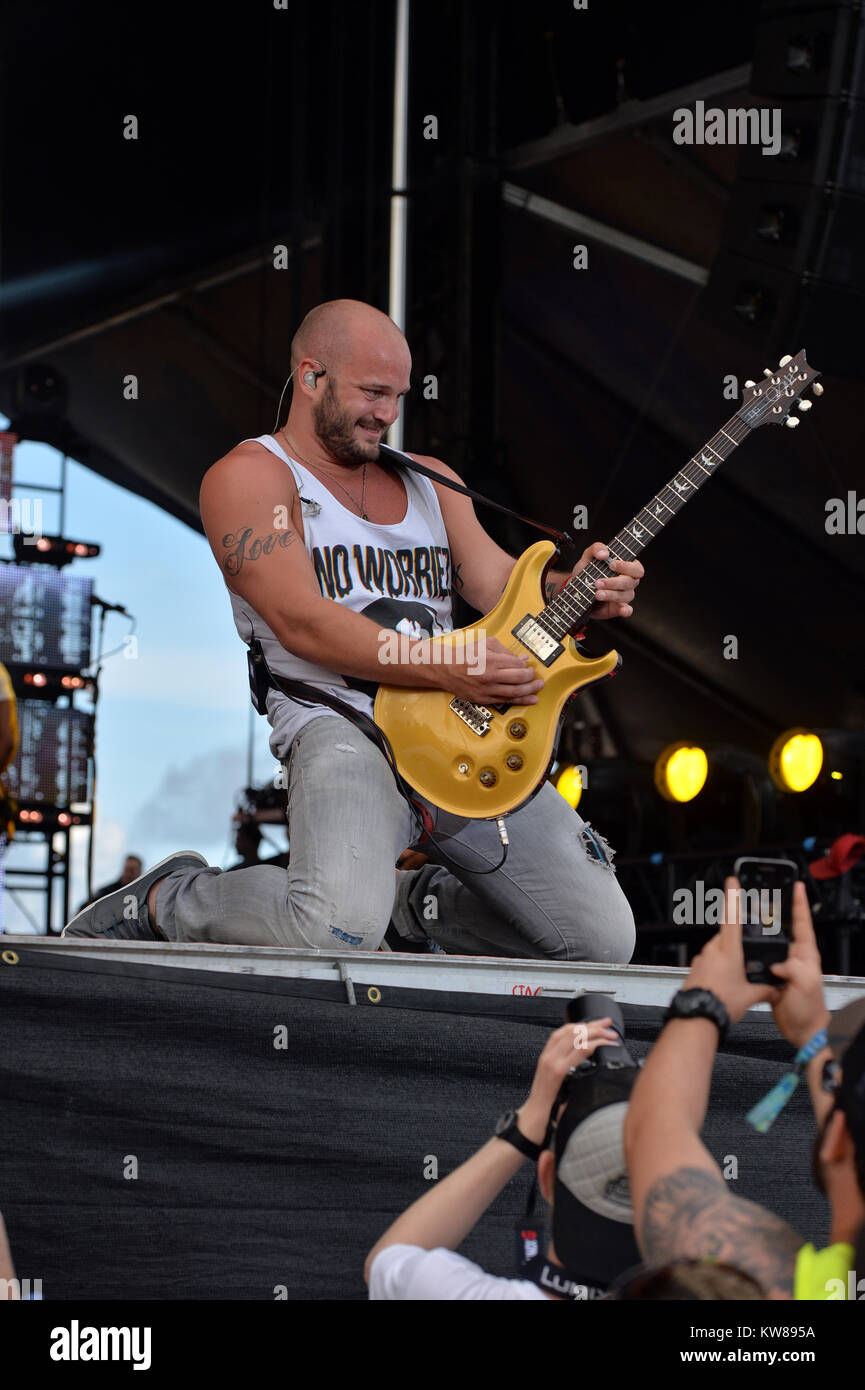 FORT LAUDERDALE, FL - APRIL 16: Sam Hunt performs onstage during ...