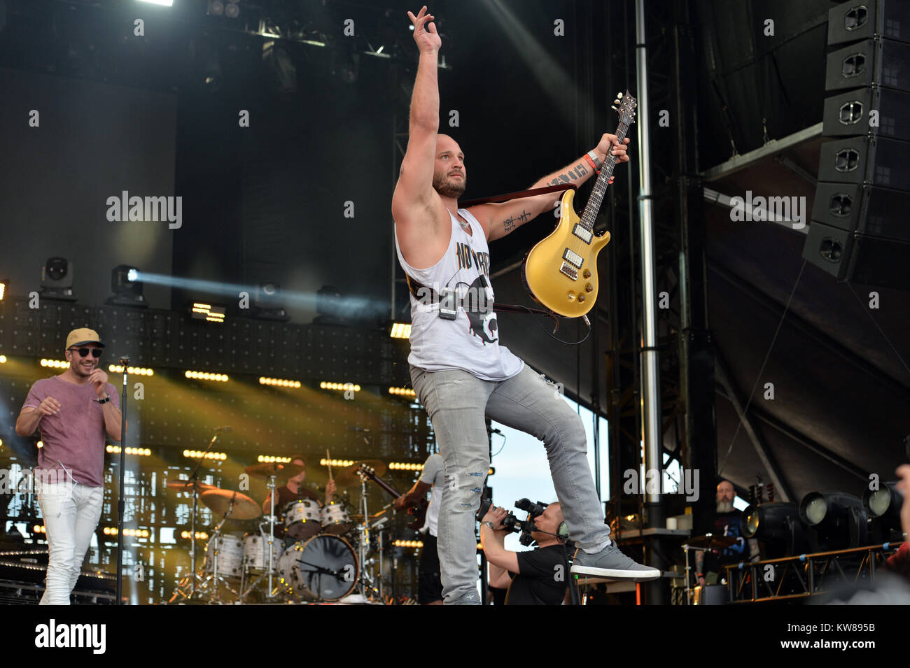 FORT LAUDERDALE, FL - APRIL 16: Sam Hunt performs onstage during ...