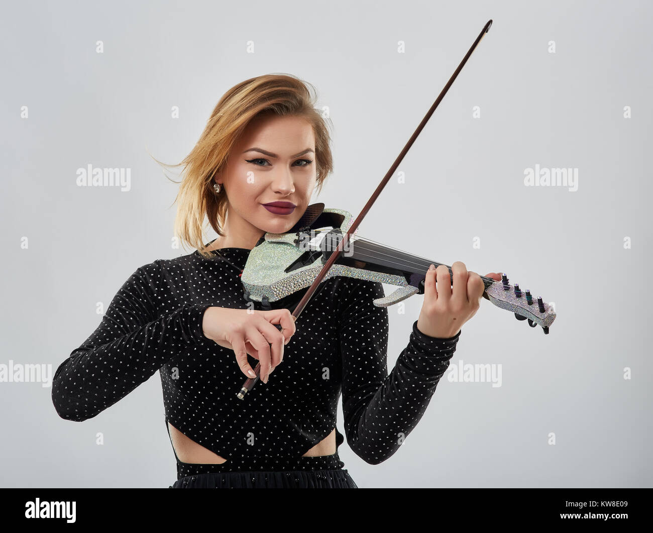 Woman violin player, studio shot Stock Photo - Alamy