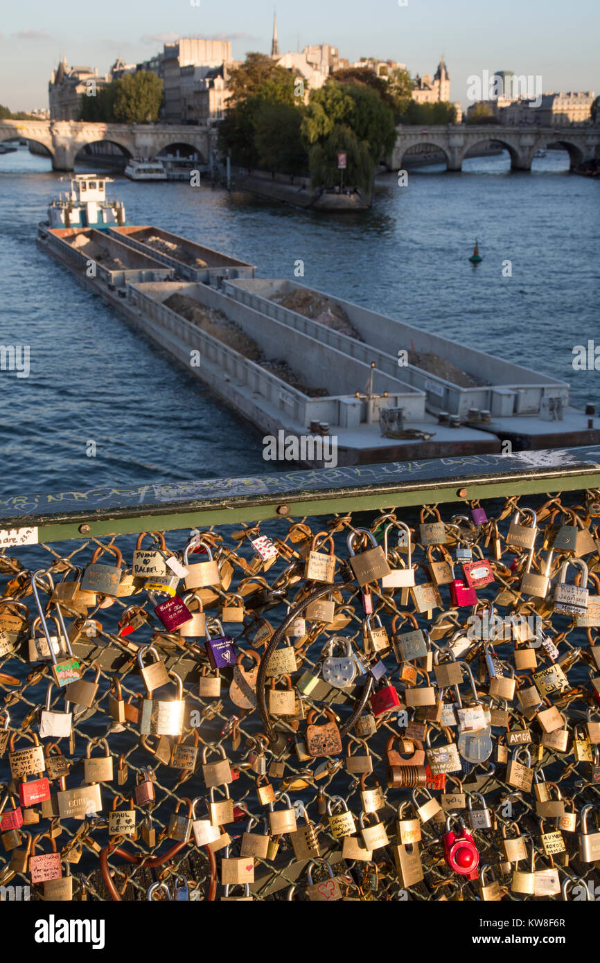 France, Paris (75), locks of lovers on fence at edge on Pont des Arts ...