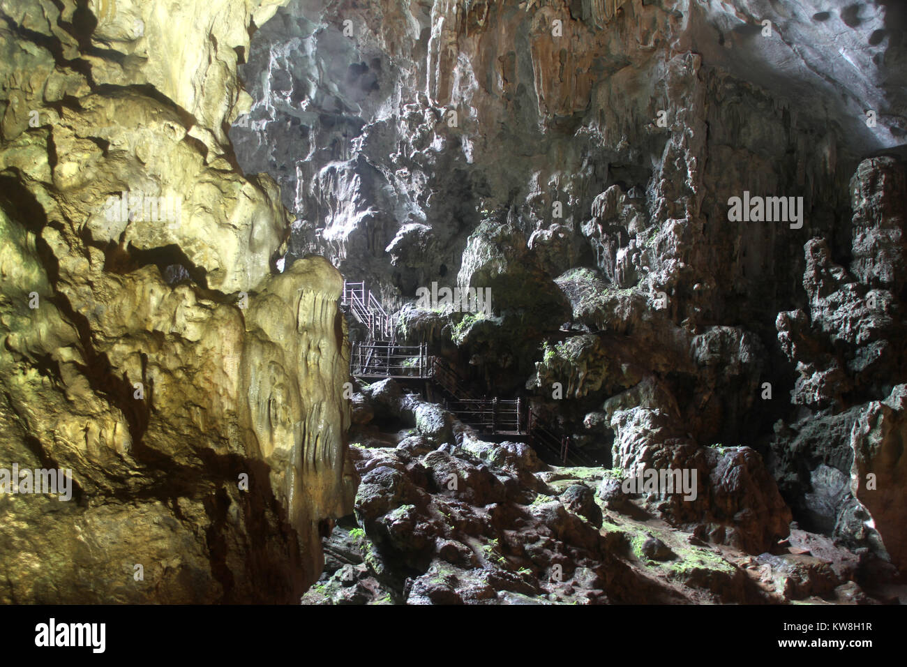 Stones inside Dau Go cave in Halong bay, Vietnam Stock Photo - Alamy