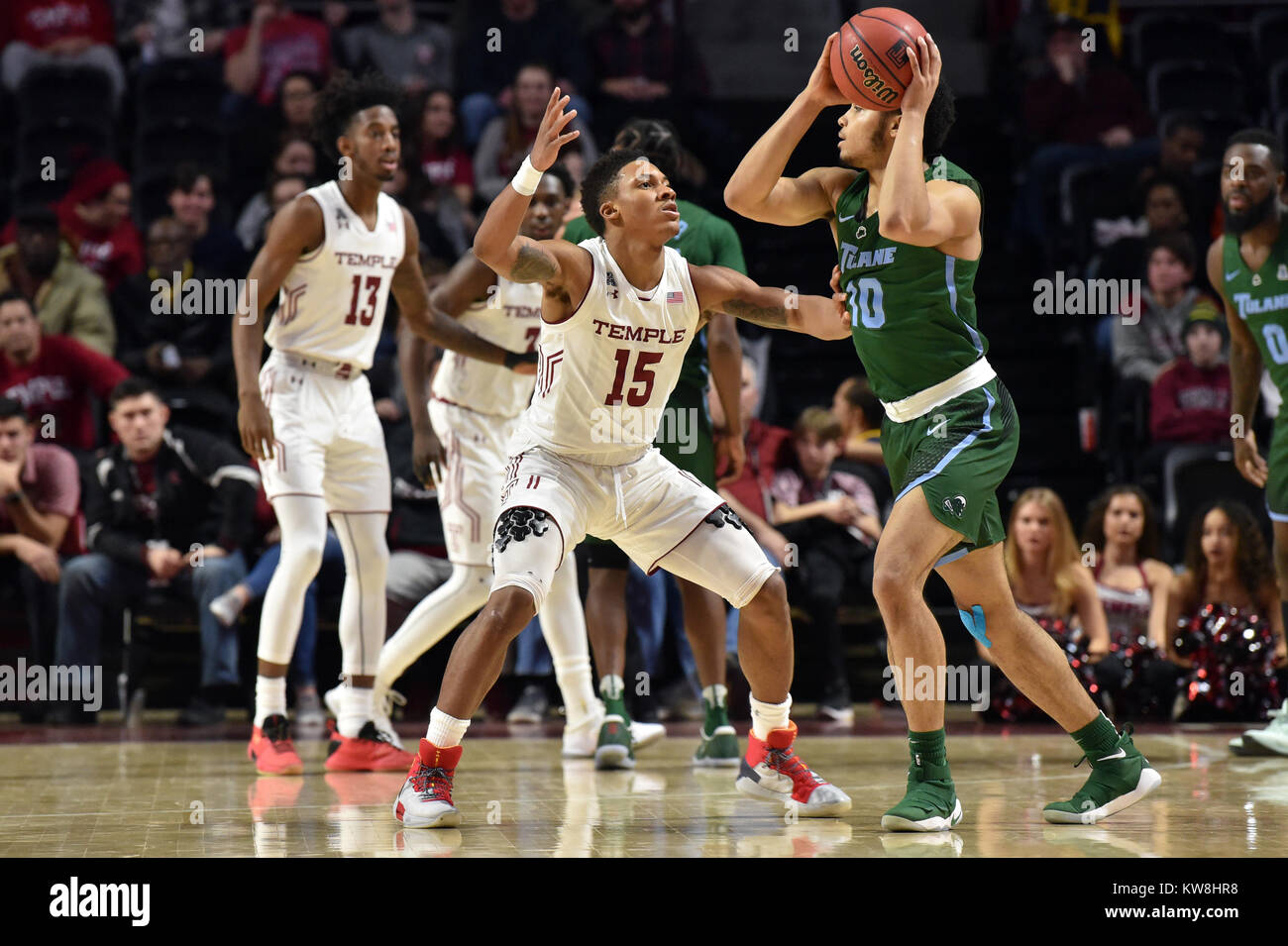 Philadelphia, Pennsylvania, USA. 28th Dec, 2017. Temple Owls guard NATE ...