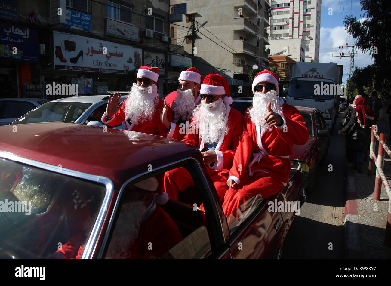 Gaza City, The Gaza Strip, Palestine. 31st Dec, 2017. Palestinians ...