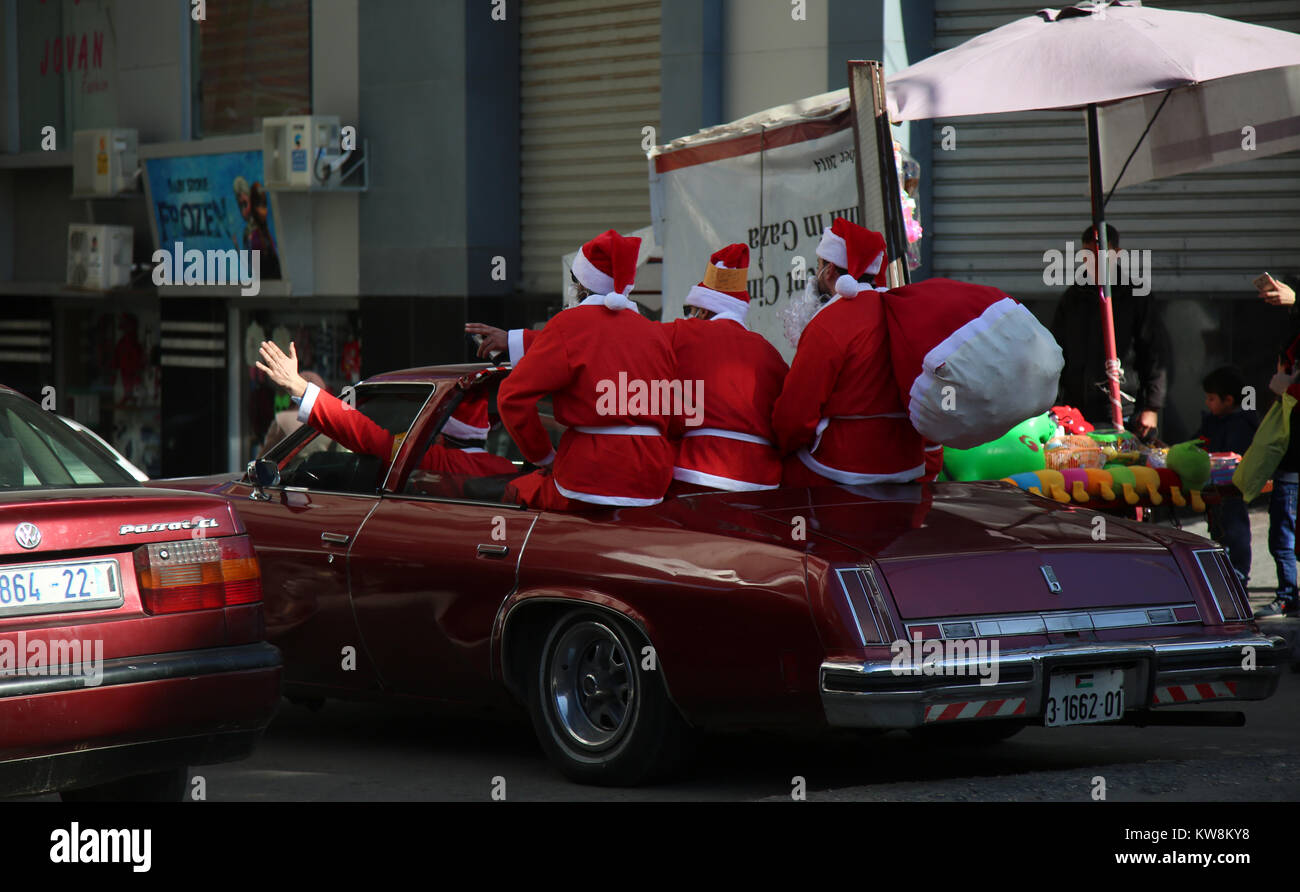 Gaza City, The Gaza Strip, Palestine. 31st Dec, 2017. Palestinians ...