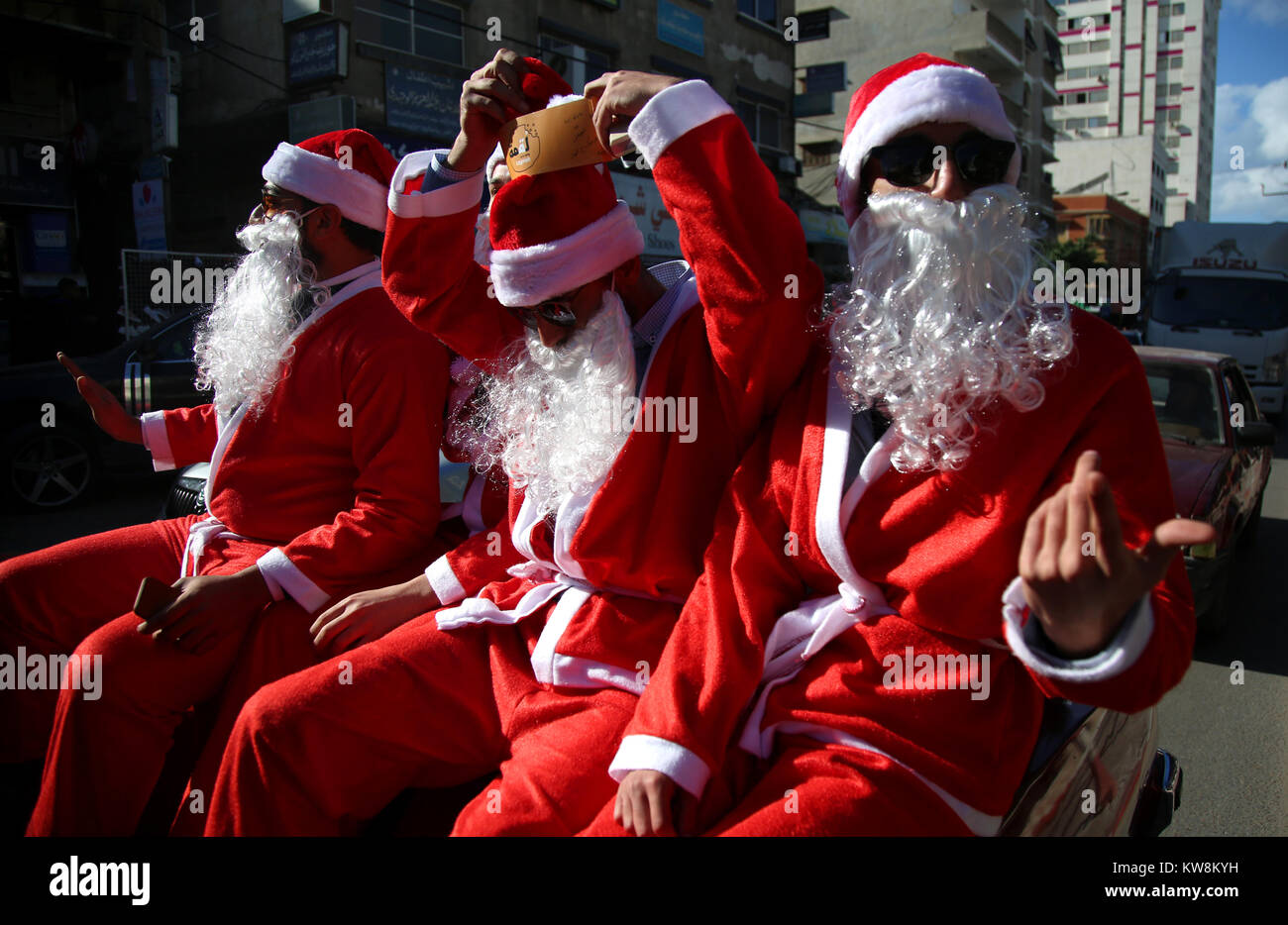 Gaza City, The Gaza Strip, Palestine. 31st Dec, 2017. Palestinians ...
