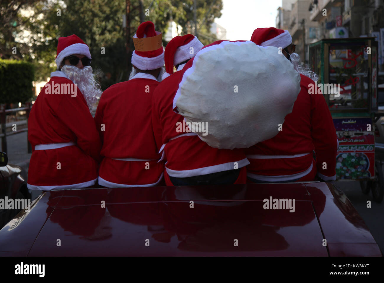 Gaza City, The Gaza Strip, Palestine. 31st Dec, 2017. Palestinians ...