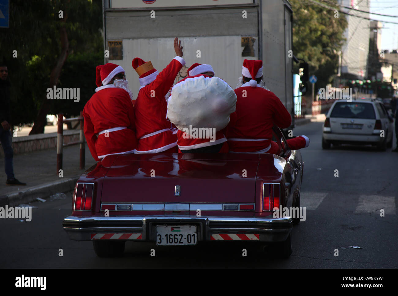 Gaza City, The Gaza Strip, Palestine. 31st Dec, 2017. Palestinians ...