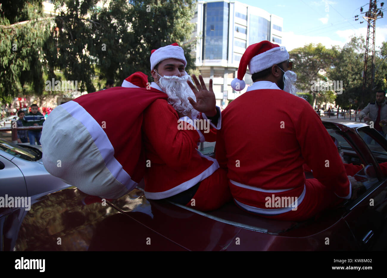 Gaza City, The Gaza Strip, Palestine. 31st Dec, 2017. Palestinians ...