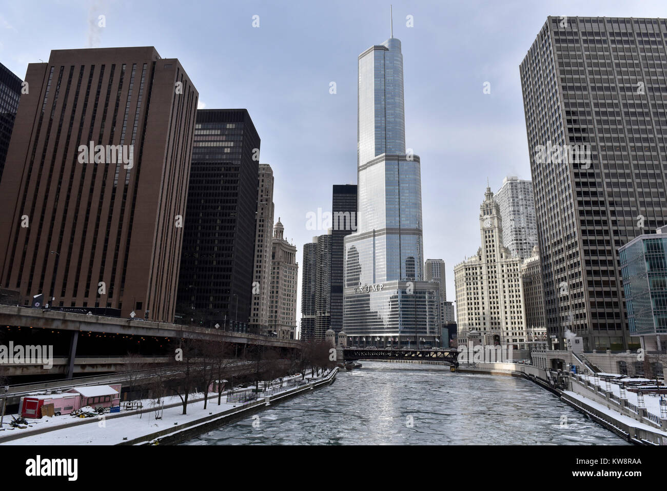 Usa chicago chicago river frozen hi-res stock photography and images ...