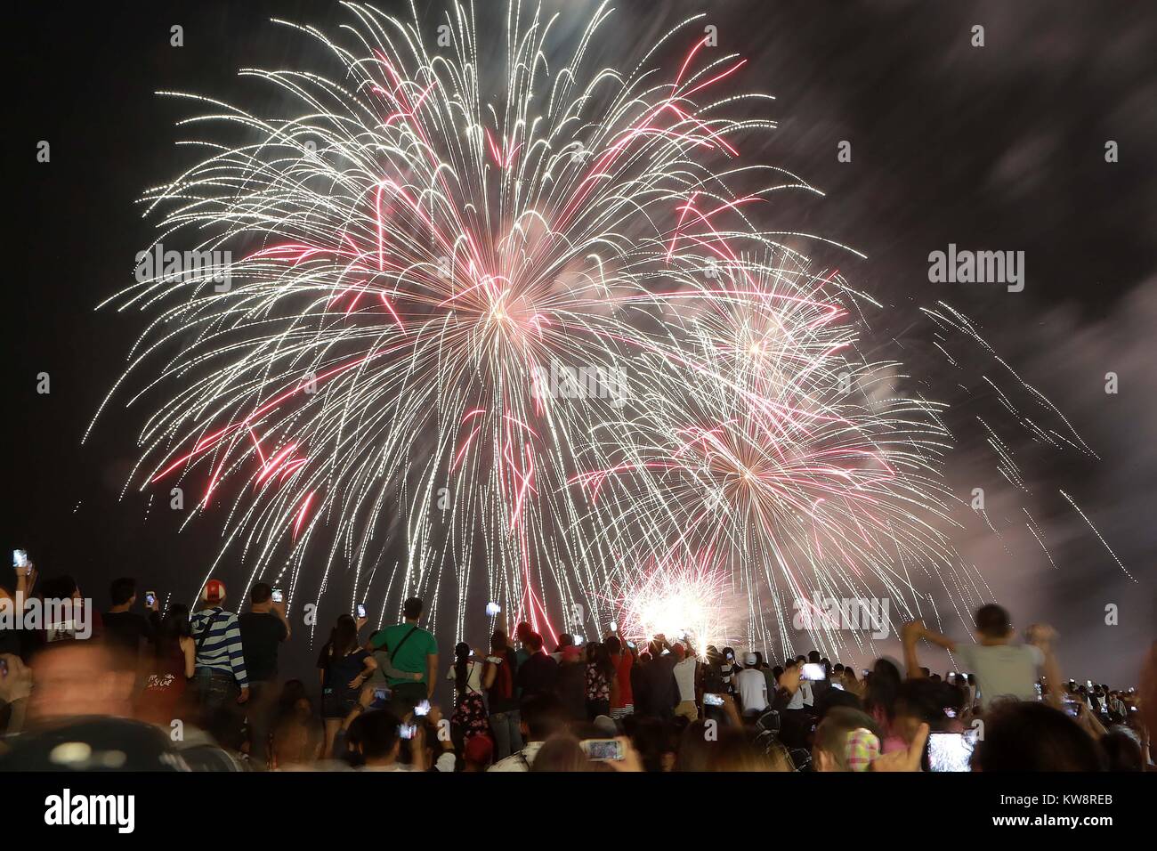 Pasay City, The Philippines. 31st Dec, 2017. People watch fireworks ...