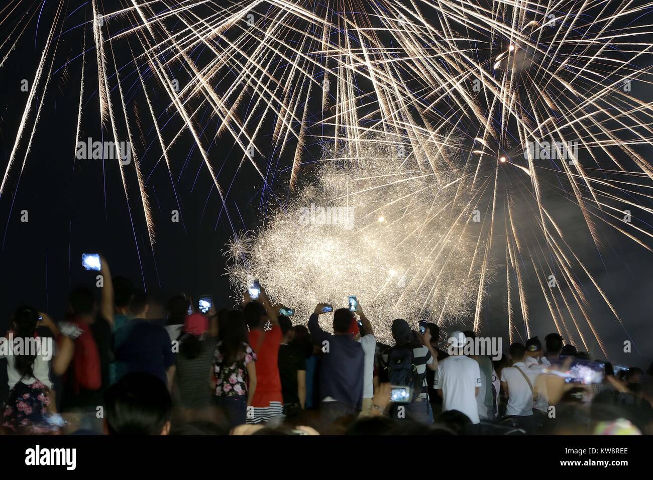 Pasay City, The Philippines. 31st Dec, 2017. People watch fireworks ...