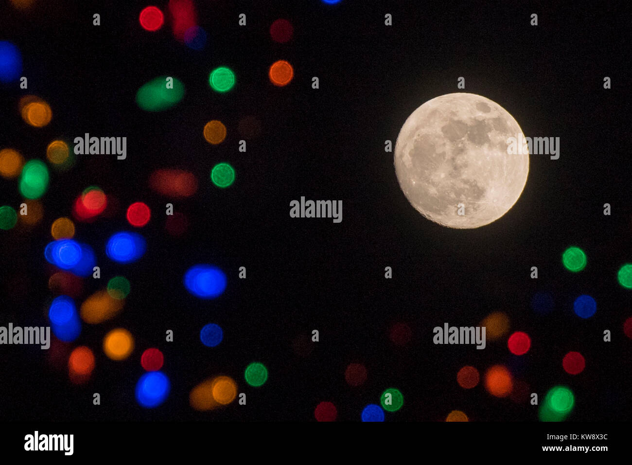 Chicago, USA. 31 December 2017. The full moon is seen in the sky behind ...