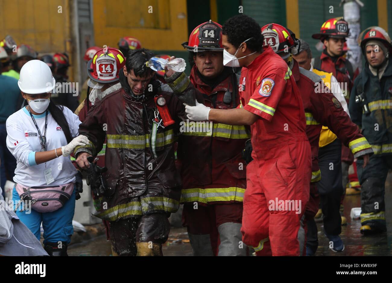 INCENDIO EN GALERIA NICOLINI ARTICULOS DE PINTURA TINERS INFLAMABLES ...