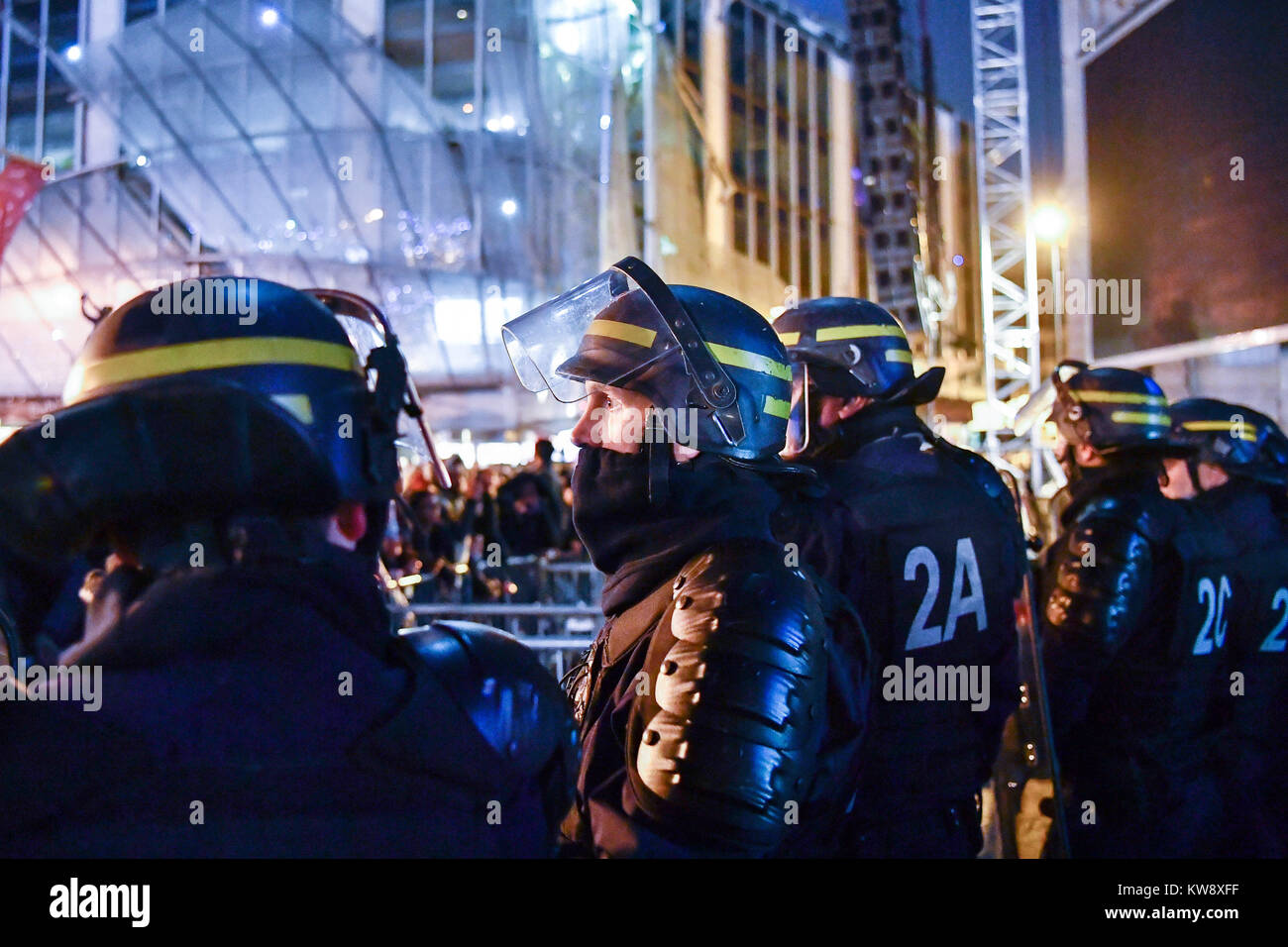 Paris, France. 31st Dec, 2017. Gendarmes stand guard on the Champs ...