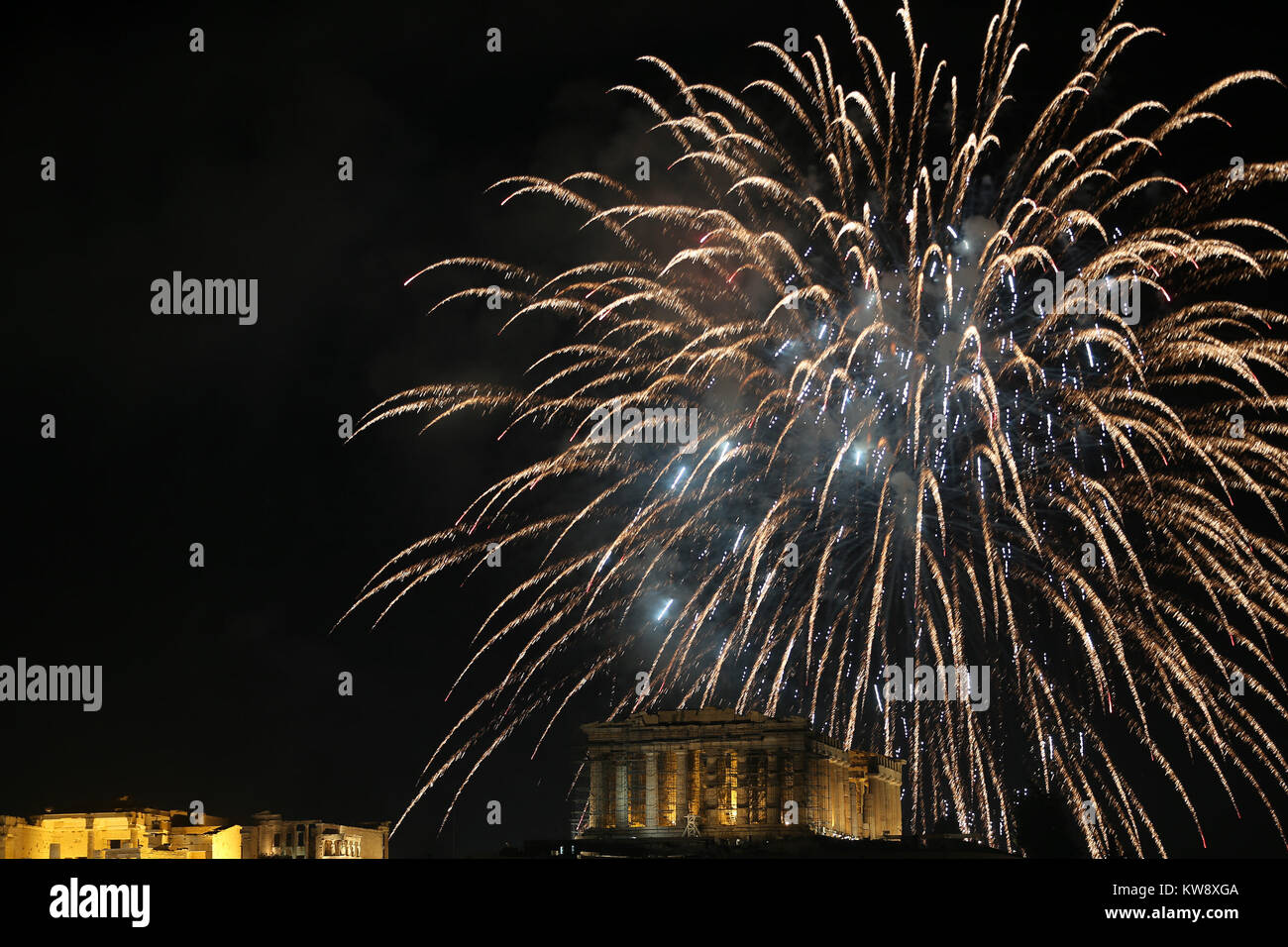 Athens, Greece. 31st Dec, 2017. Fireworks explode by the Acropolis in ...
