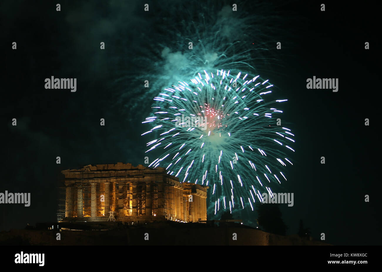 Athens, Greece. 31st Dec, 2017. Fireworks explode by the Acropolis in ...