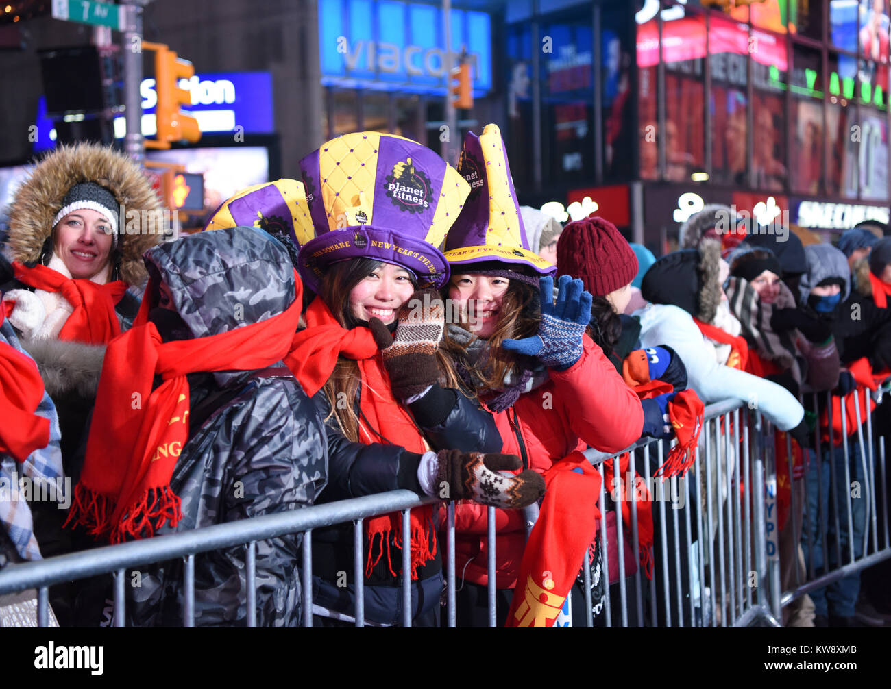 New York, USA. 31st Dec, 2017. People wait for the New Year celebration ...