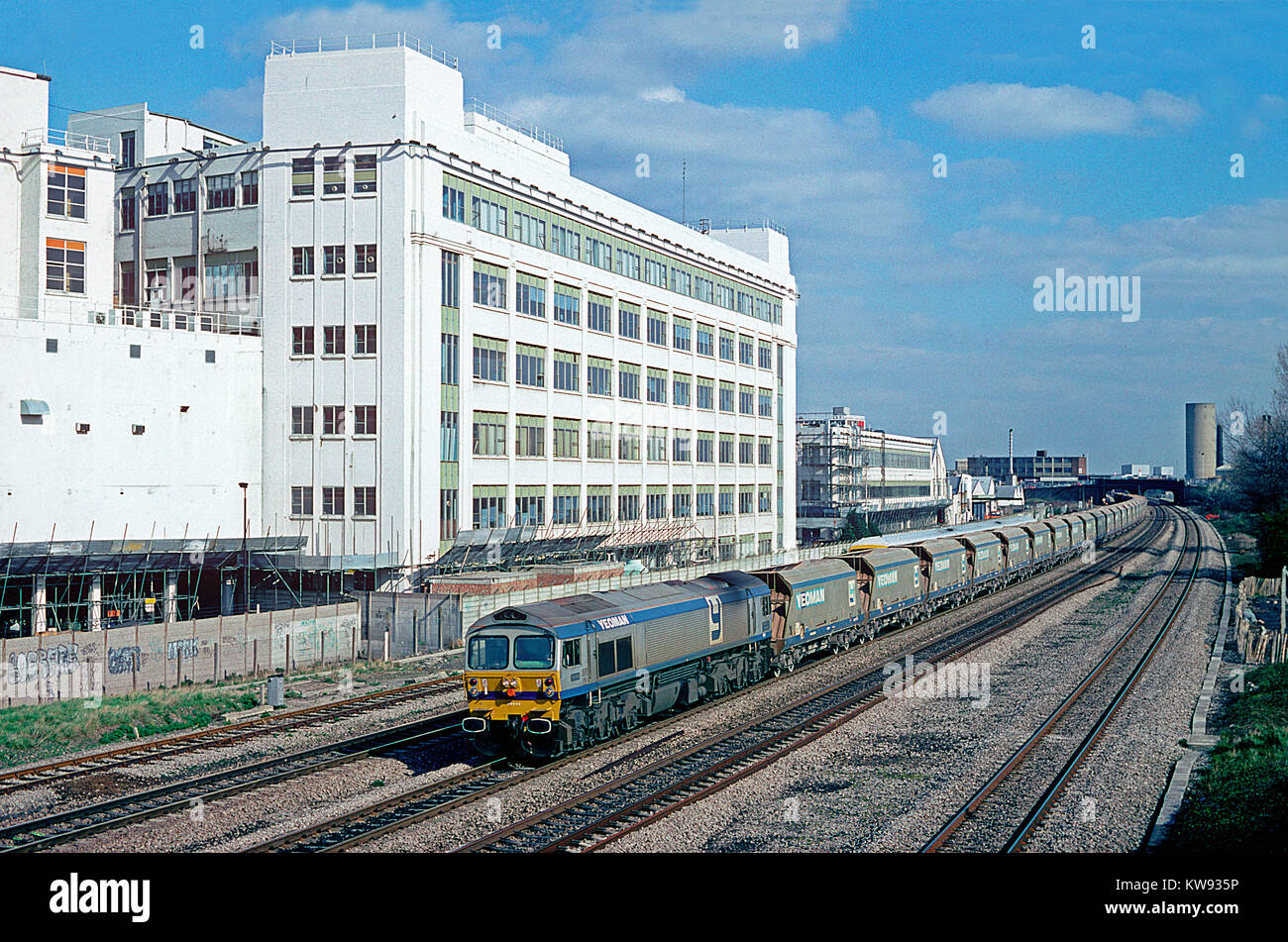 A Foster Yeoman owned class 59 diesel locomotive number 59005 'Kenneth ...