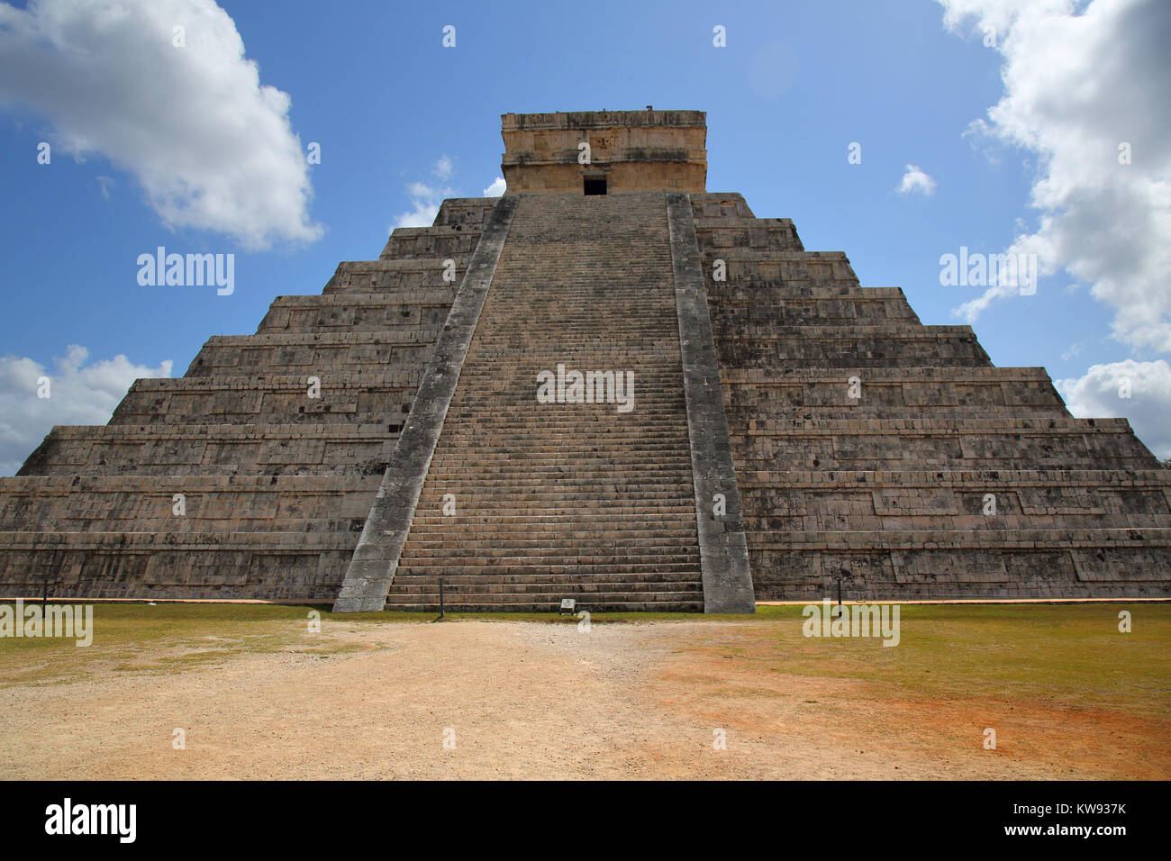 the pyramid of kukulcan at chicken itza mexico Stock Photo - Alamy