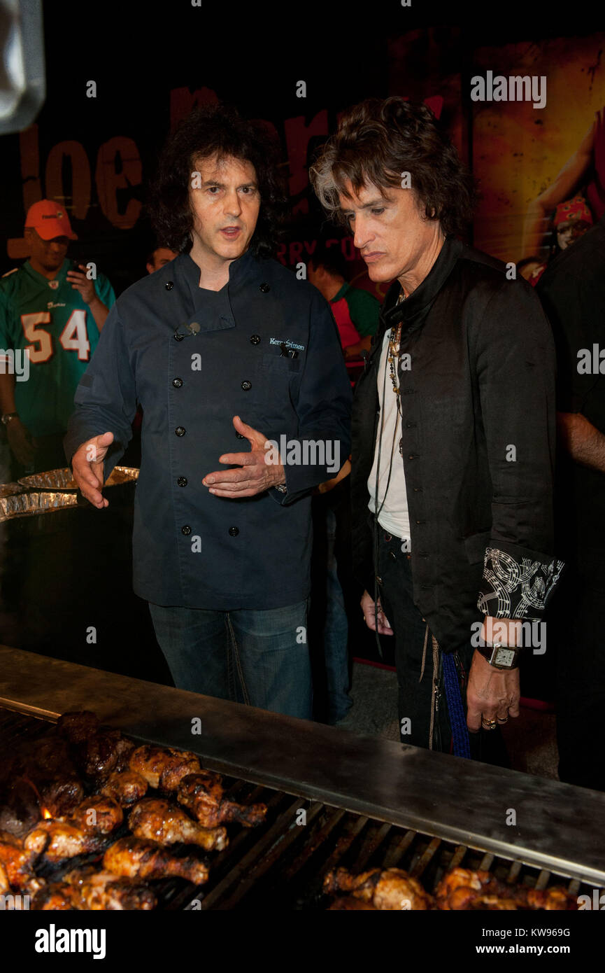 Orange leg cast hi-res stock photography and images - Alamy