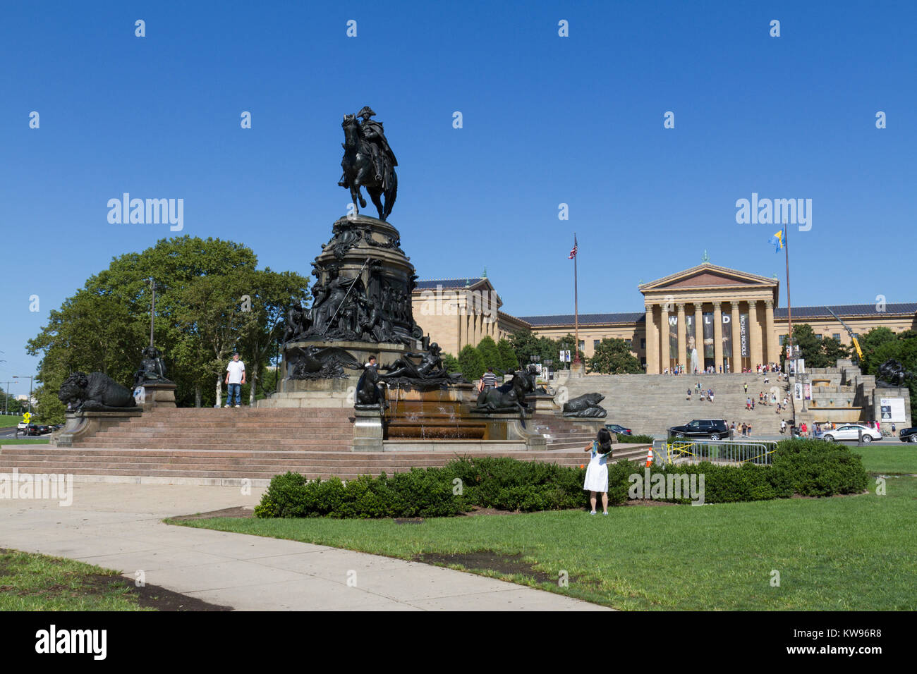 The Washington Monument Fountain in front of the Philadelphia Museum of ...