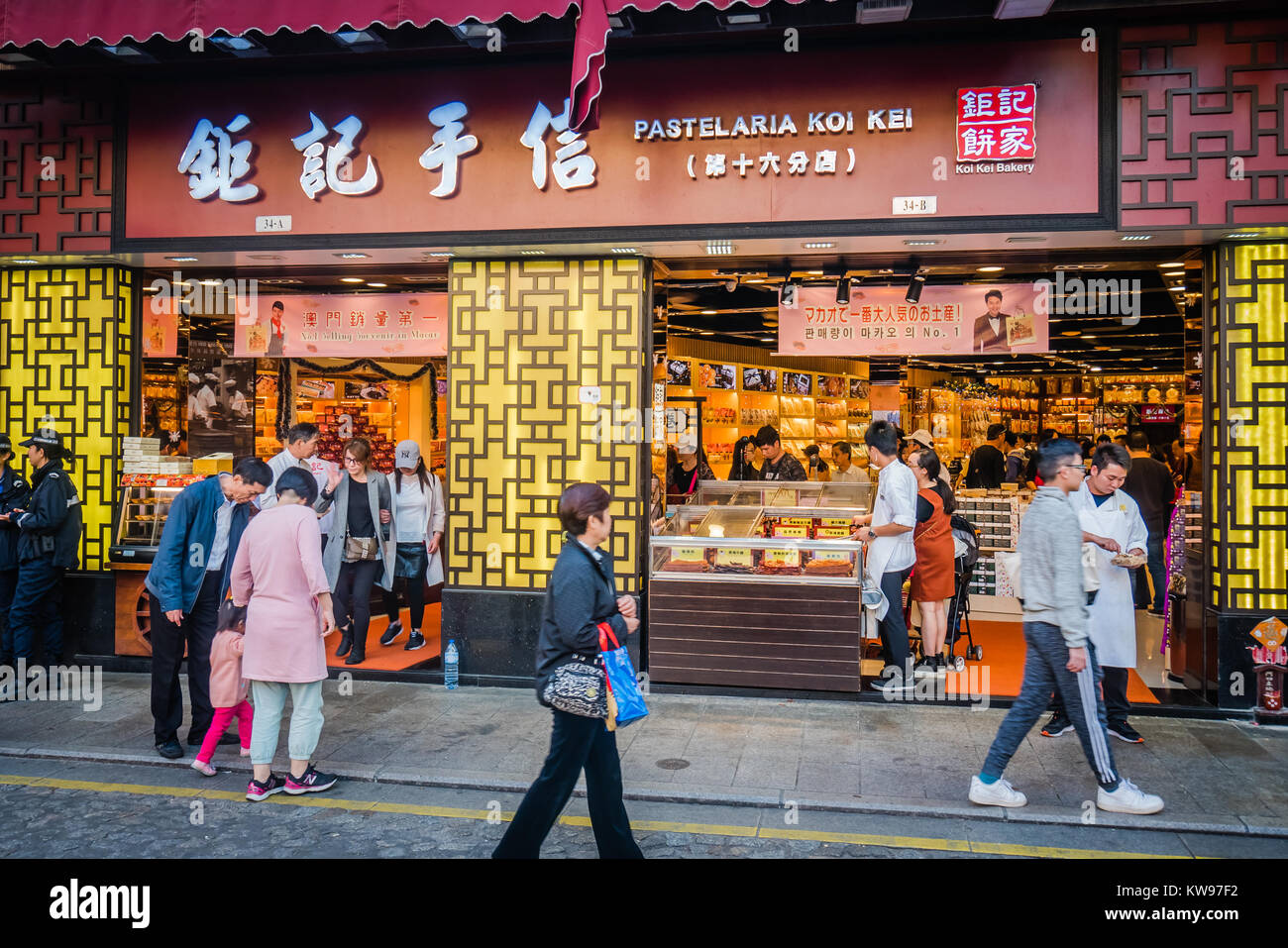 Shopping crowd hi-res stock photography and images - Alamy