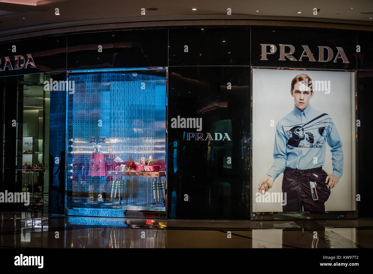 Luxury fashion store hi-res stock photography and images - Alamy