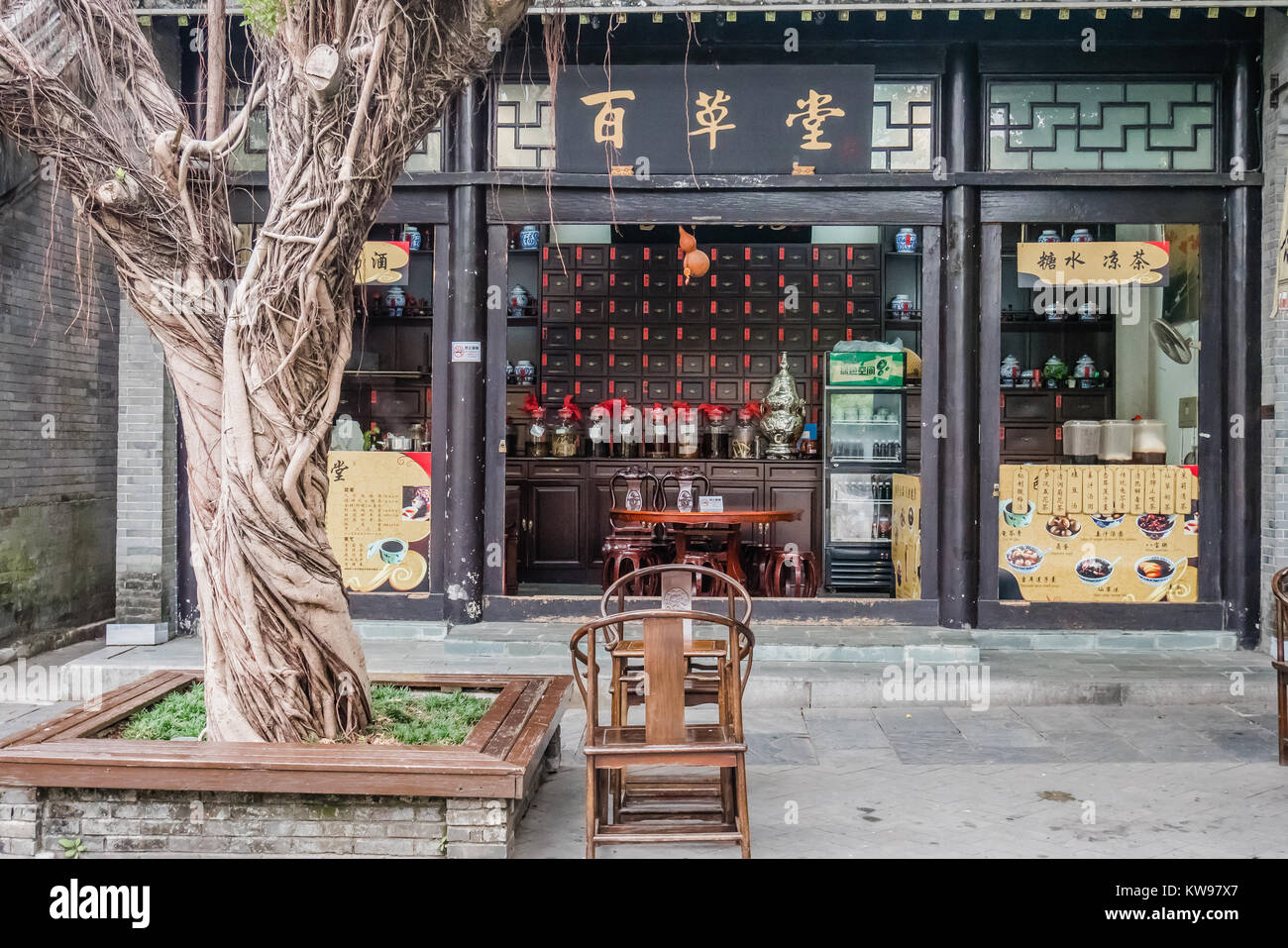 Traditional chinese medicine pharmacy hi-res stock photography and ...