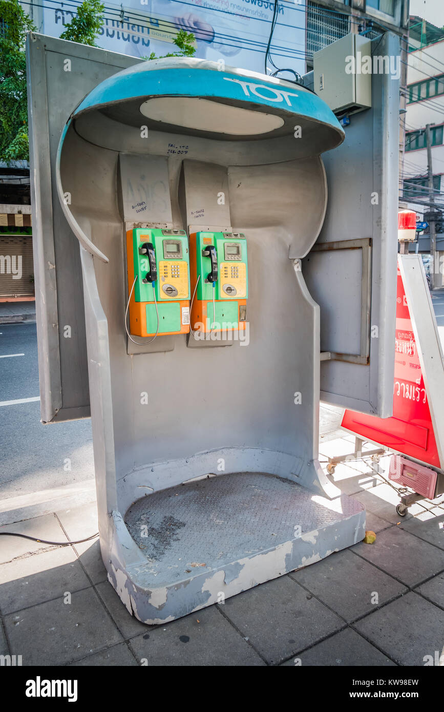Public telephone booth hi-res stock photography and images - Alamy
