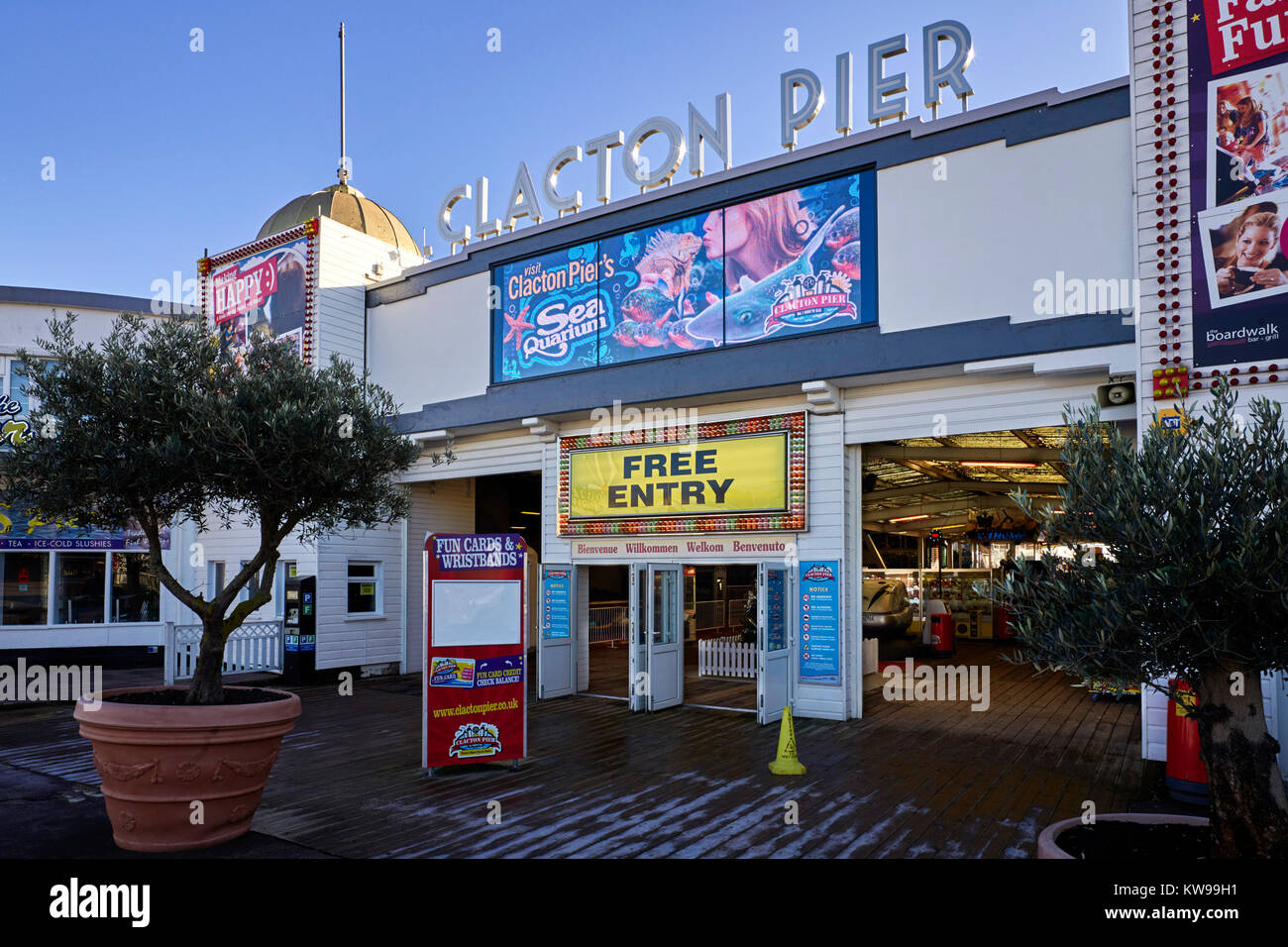 Amusement arcade on clacton pier hi-res stock photography and images ...