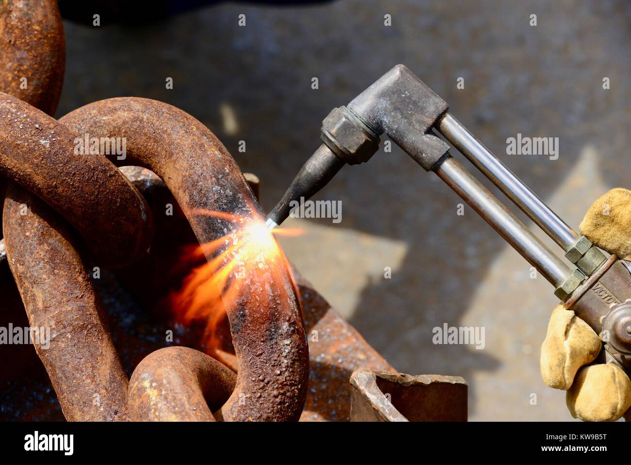Cutting of chain hi-res stock photography and images - Alamy