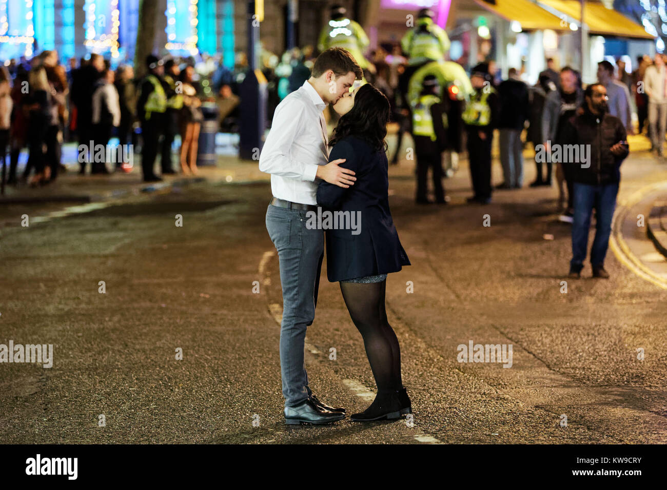 A couple kiss in the middle of the road Stock Photo - Alamy