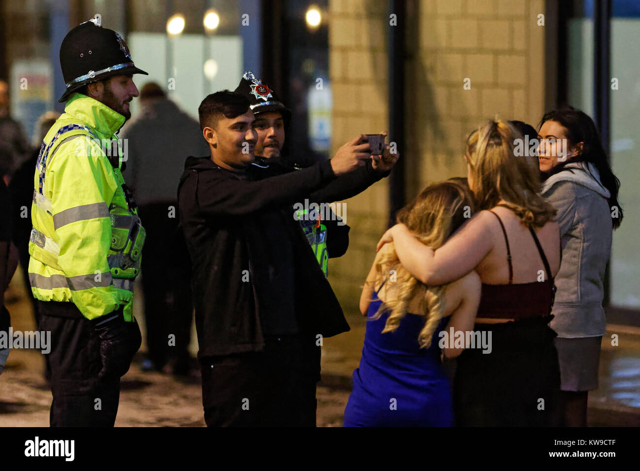 A man takes a selfie with police officers Stock Photo - Alamy