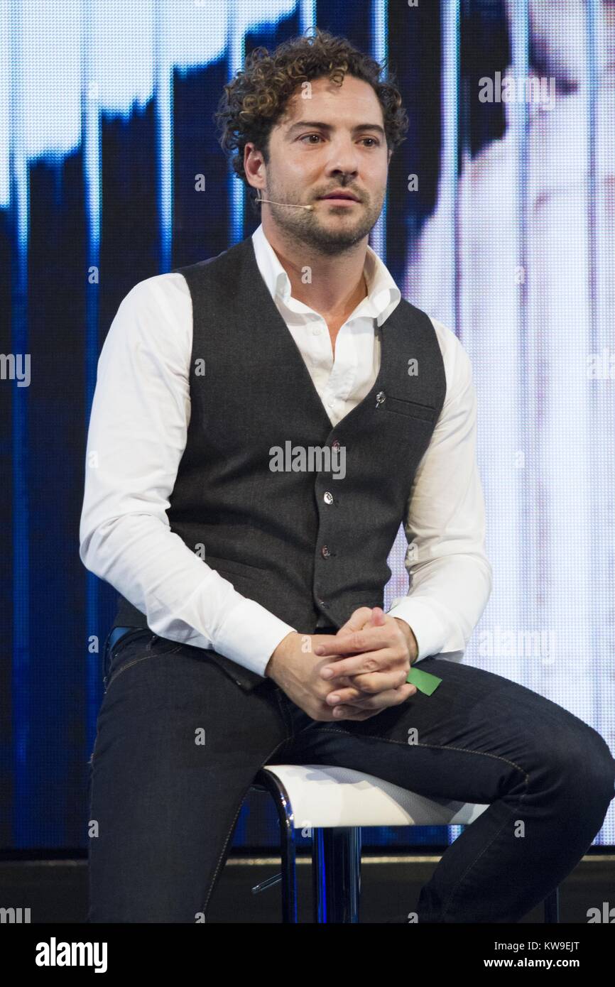 Circulo vertical hi-res stock photography and images - Alamy