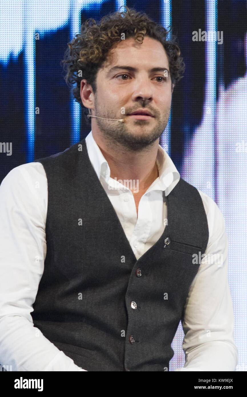 Circulo vertical hi-res stock photography and images - Alamy