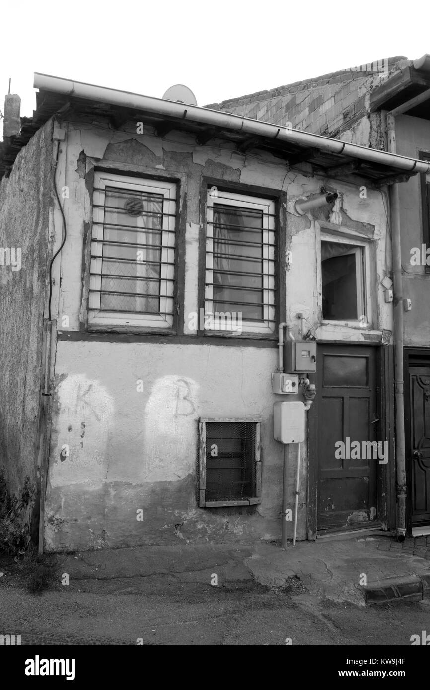 Old house needing repair hi-res stock photography and images - Alamy