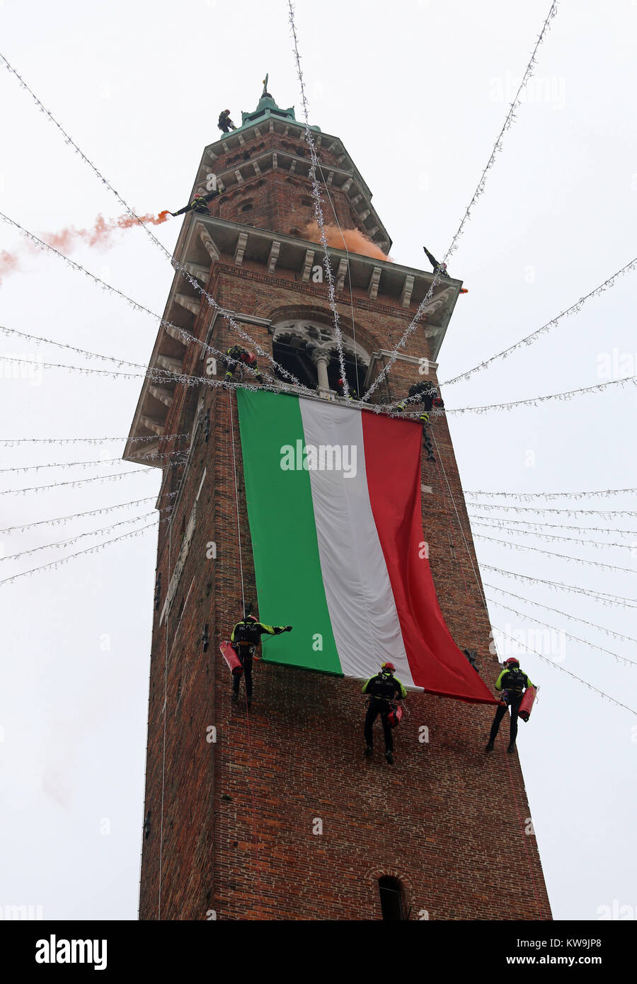 Italy italian fireman firefighter hi-res stock photography and images ...