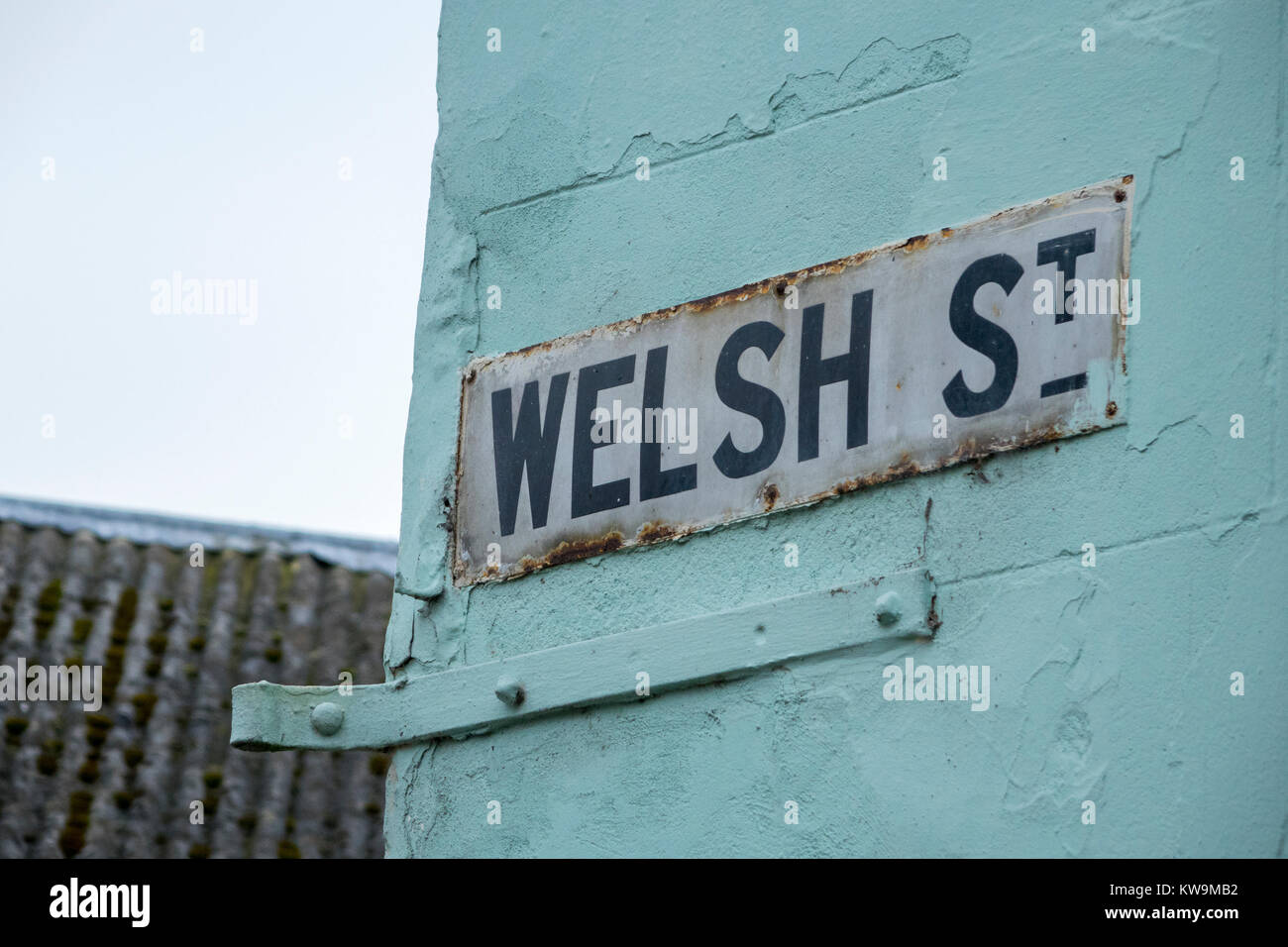 BISHOP'S CASTLE welsh street sign Stock Photo - Alamy