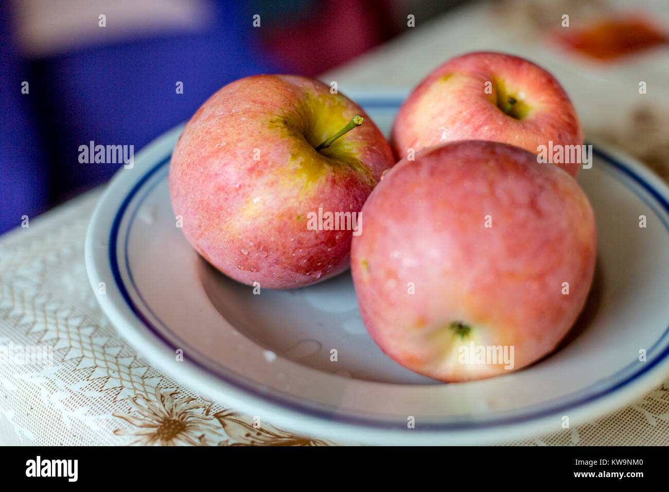 Simple plate hi-res stock photography and images - Alamy