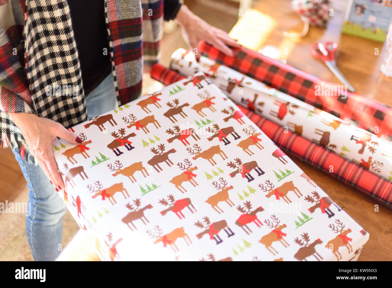 Wrapping table hi-res stock photography and images - Alamy