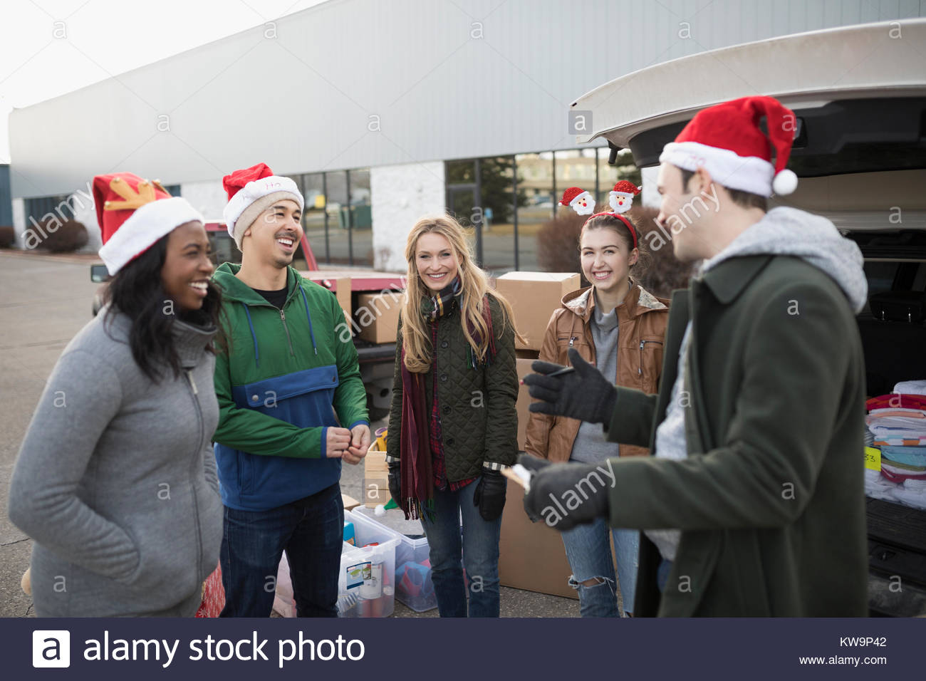 Adult volunteers hi-res stock photography and images - Alamy