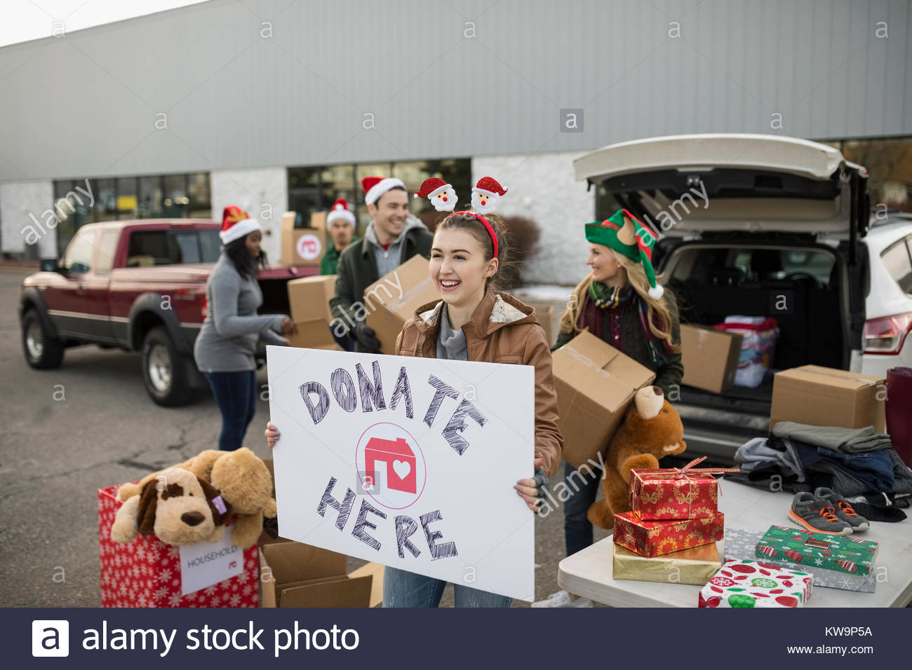 Adult volunteers hi-res stock photography and images - Alamy