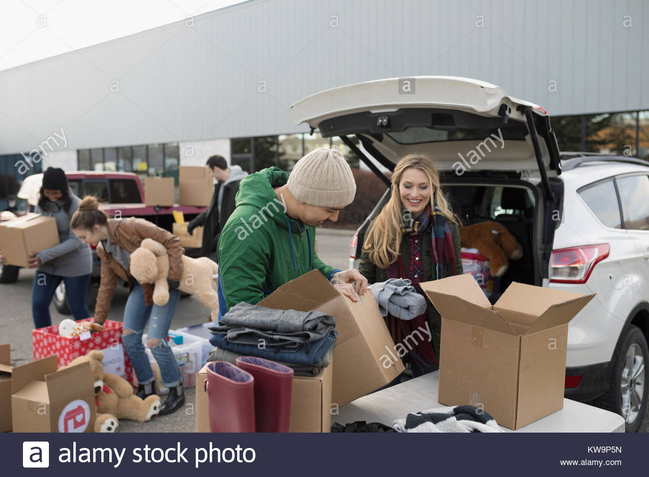 Adult volunteers hi-res stock photography and images - Alamy