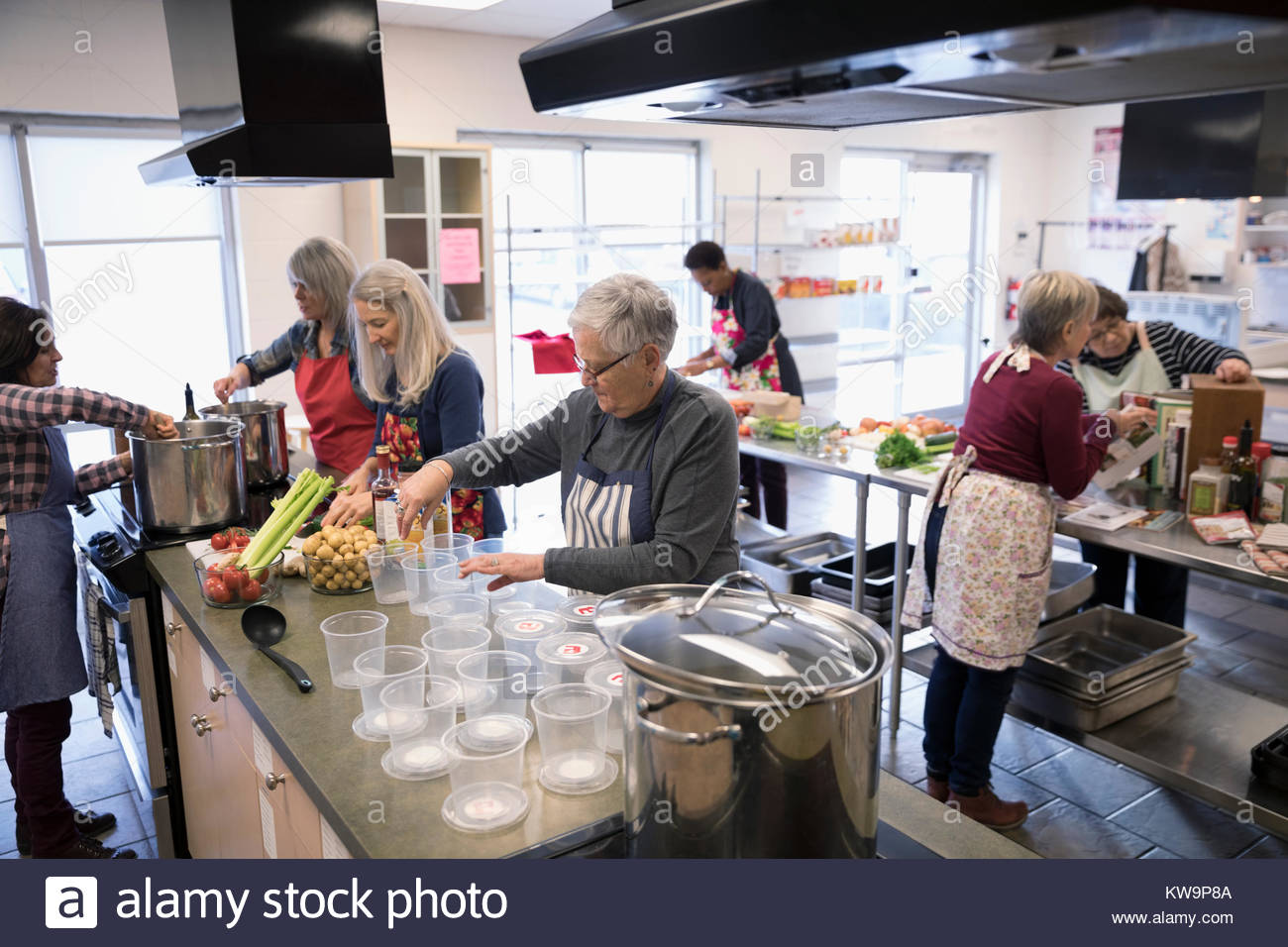 American humanitarian activities hi-res stock photography and images ...
