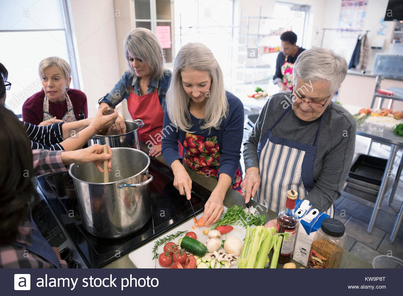 Working together community cooking hi-res stock photography and images ...