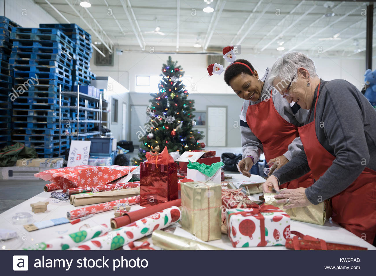 Christmas volunteer warehouse hi-res stock photography and images - Alamy