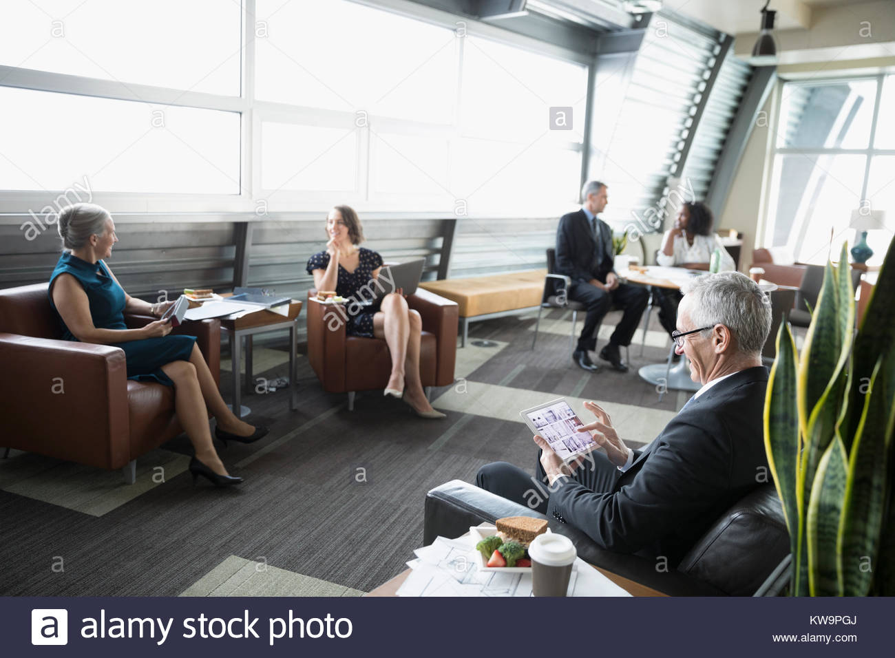 Young people talking lounge hi-res stock photography and images - Alamy