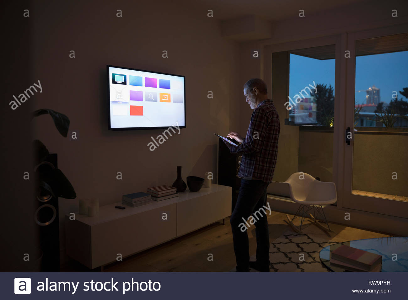 Smart tv hi-res stock photography and images - Alamy